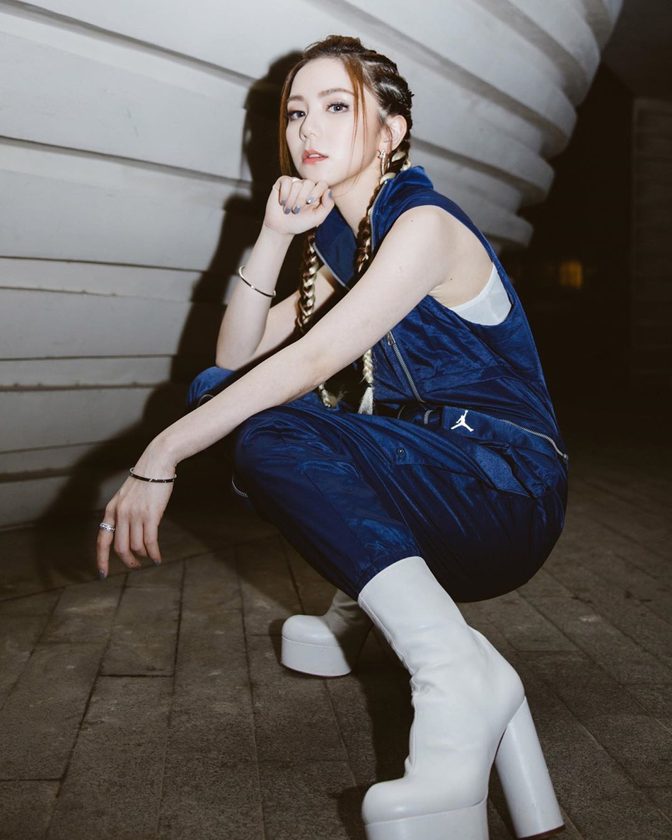 邓紫棋穿连体裤套装踩恨天高秀长腿 扎双麻花辫嘻哈范足 - 青岛新闻网