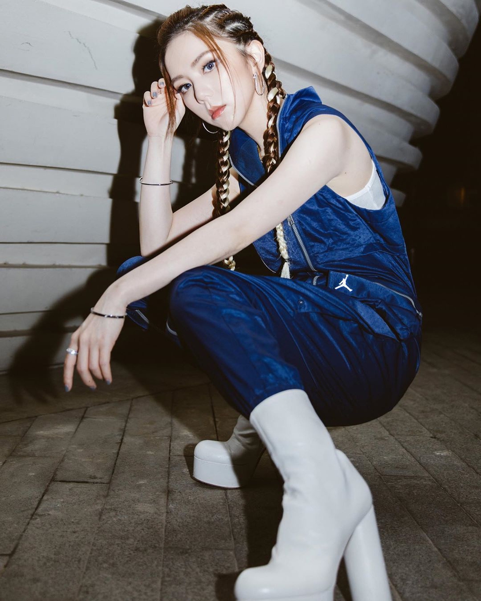 邓紫棋穿连体裤套装踩恨天高秀长腿 扎双麻花辫嘻哈范足 - 青岛新闻网