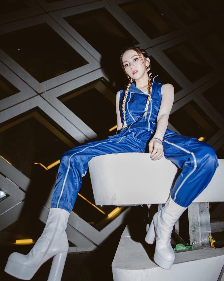 邓紫棋穿连体裤套装踩恨天高秀长腿 扎双麻花辫嘻哈范足 - 青岛新闻网